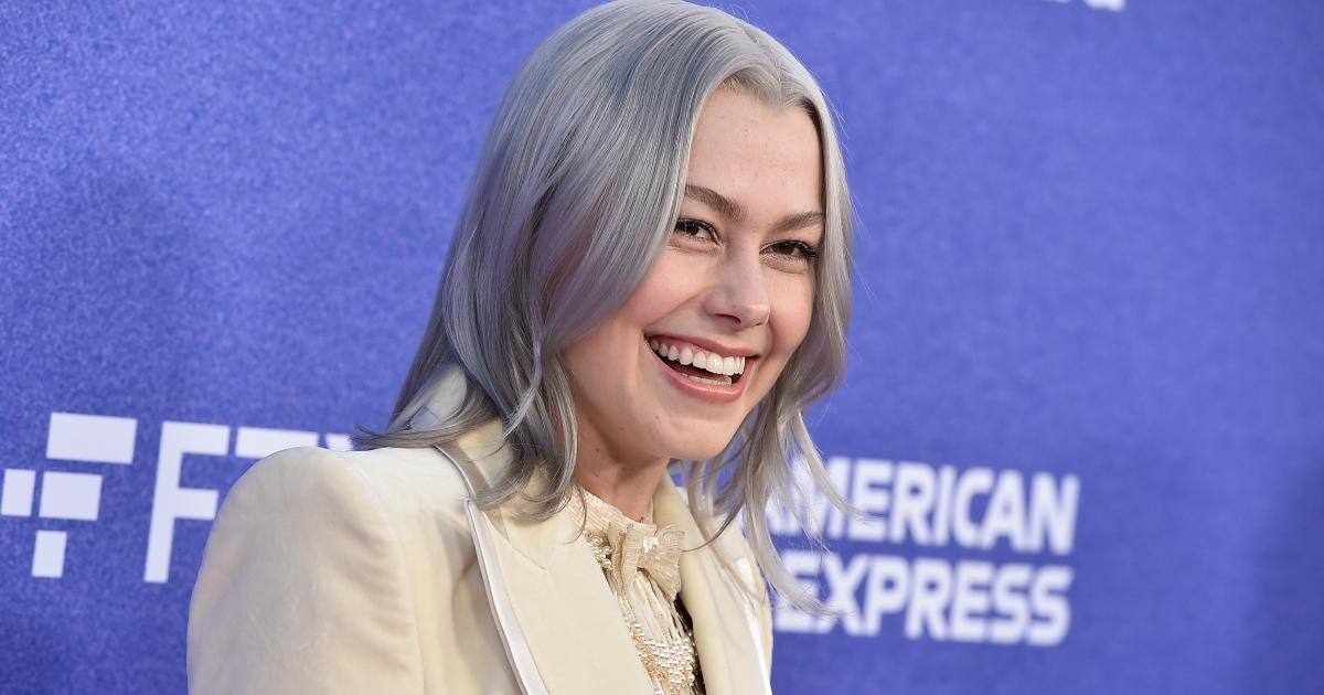 Phoebe Bridgers revela ter tido cabelo rapado ao estilo de Sinéad O' Connor