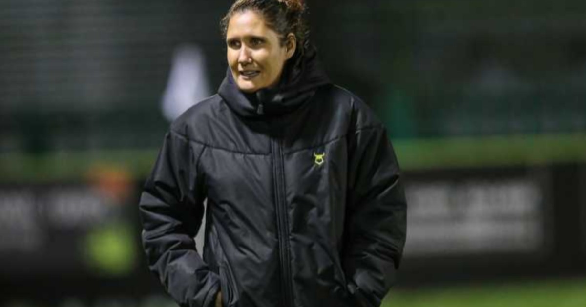 Hannah Dingley é a primeira treinadora no futebol masculino ...